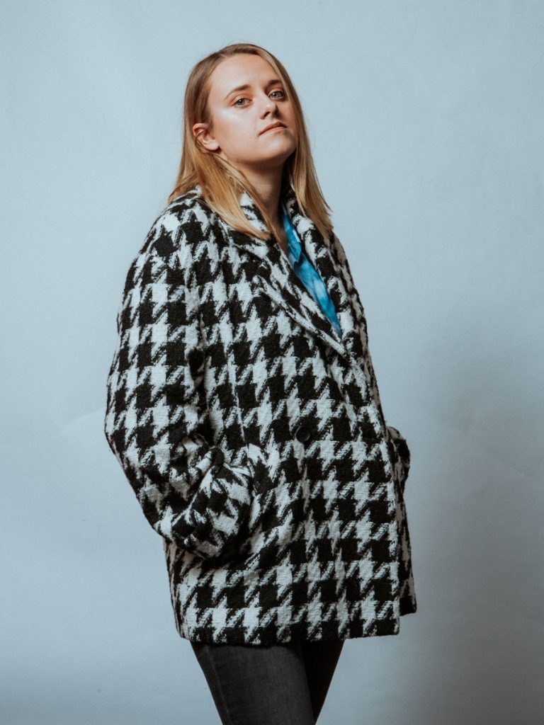 Soulful singer-songwriter Becky Bowe releases new single – PLAYY. Magazine