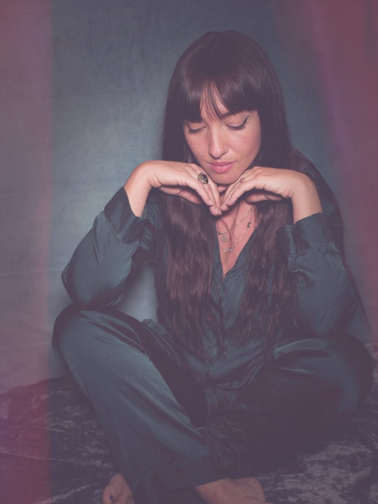 PREMIERE: Indie-pop artist Liz Cass presents intimate debut solo single ...